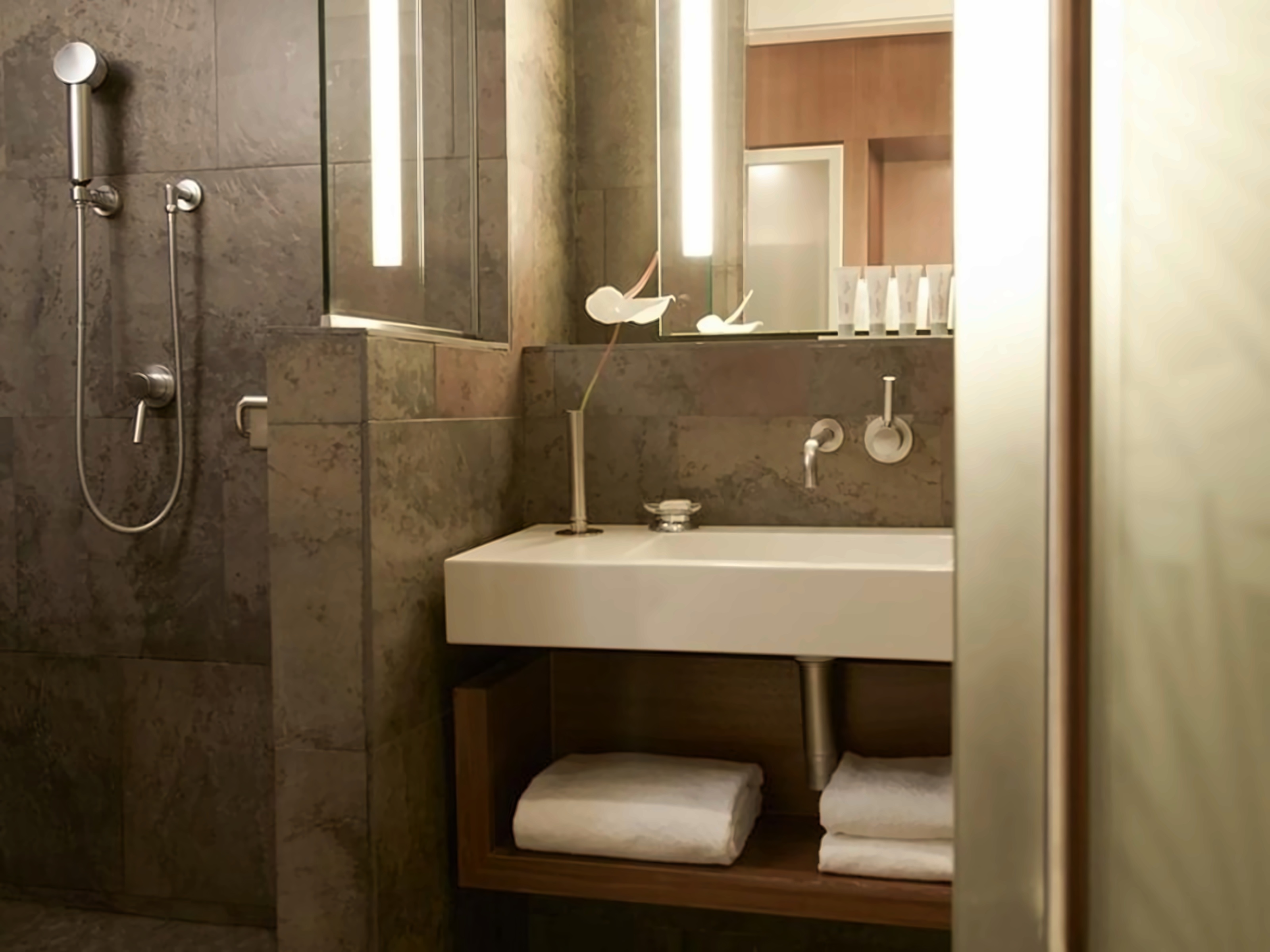 Le Meridien Barcelona Barcelona Spain photo, price for the vacation ...