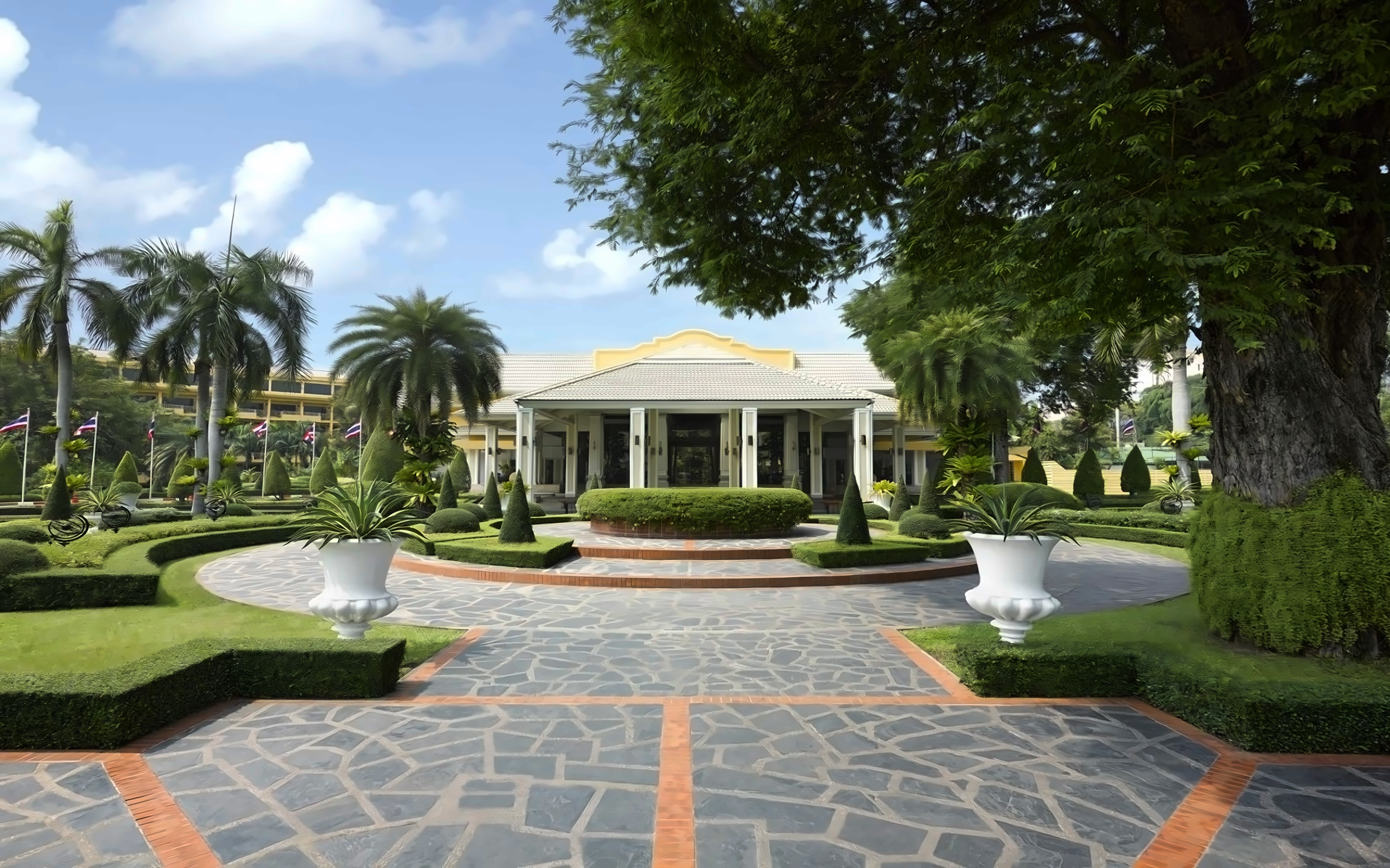 Dusit Thani Pattaya Pattaya north Таиланд photo, price for the vacation ...